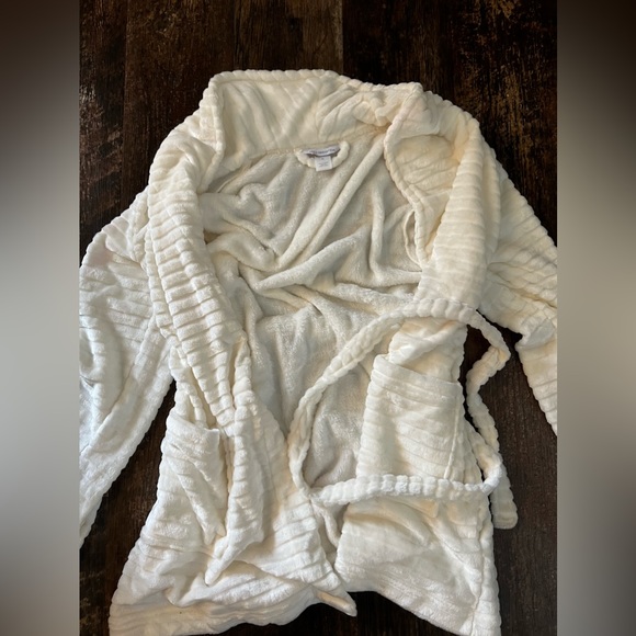 Liz Claiborne | Intimates & Sleepwear | Fluffy White Robe | Poshmark
